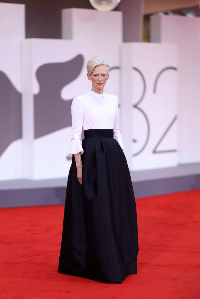 Tilda Swinton incarne l’élégance absolue en Chanel Haute Joaillerie à l’ouverture de la Mostra ...