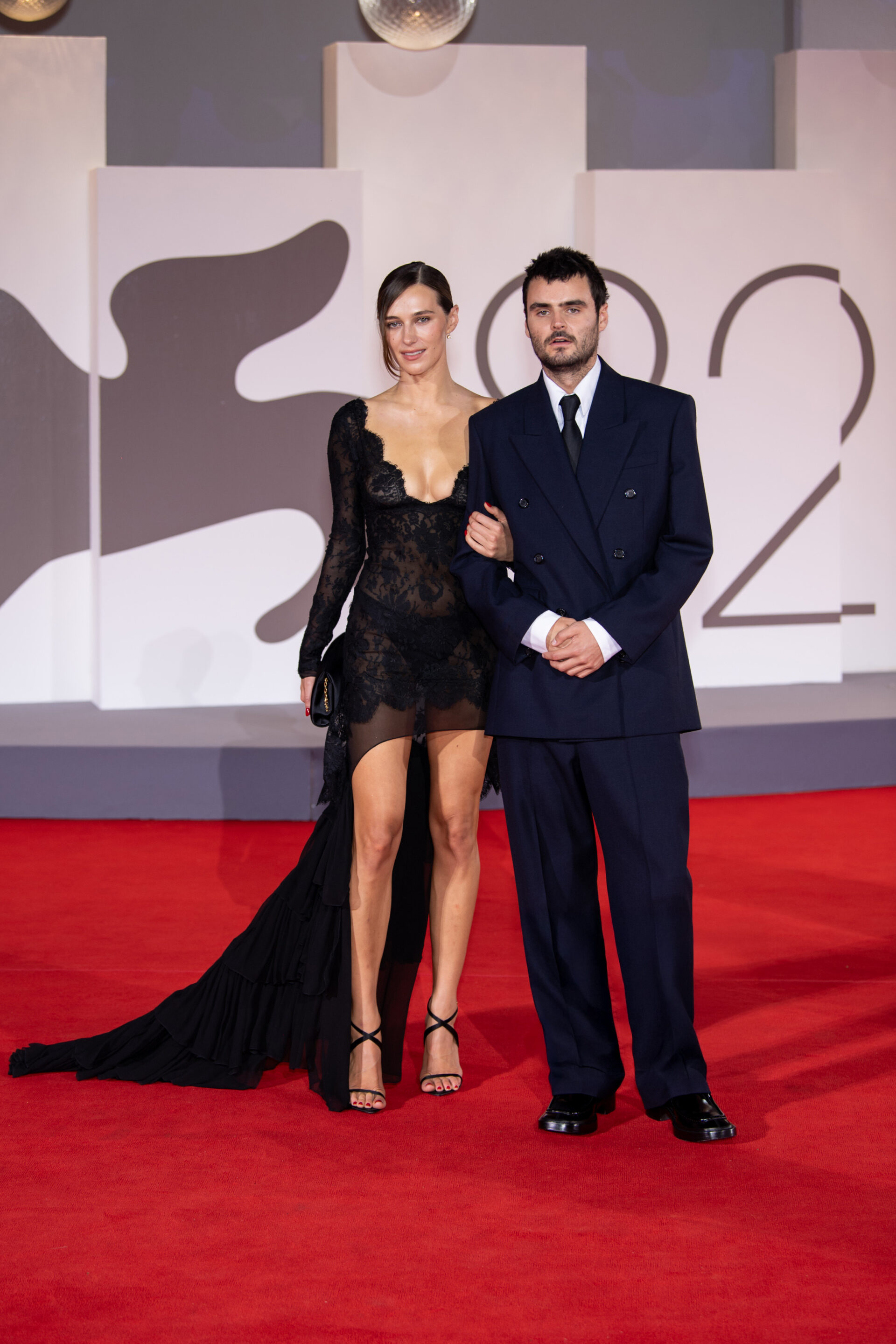 Devon Lee Carlson et Duke Nicholson en Saint Laurent à la Mostra de ...