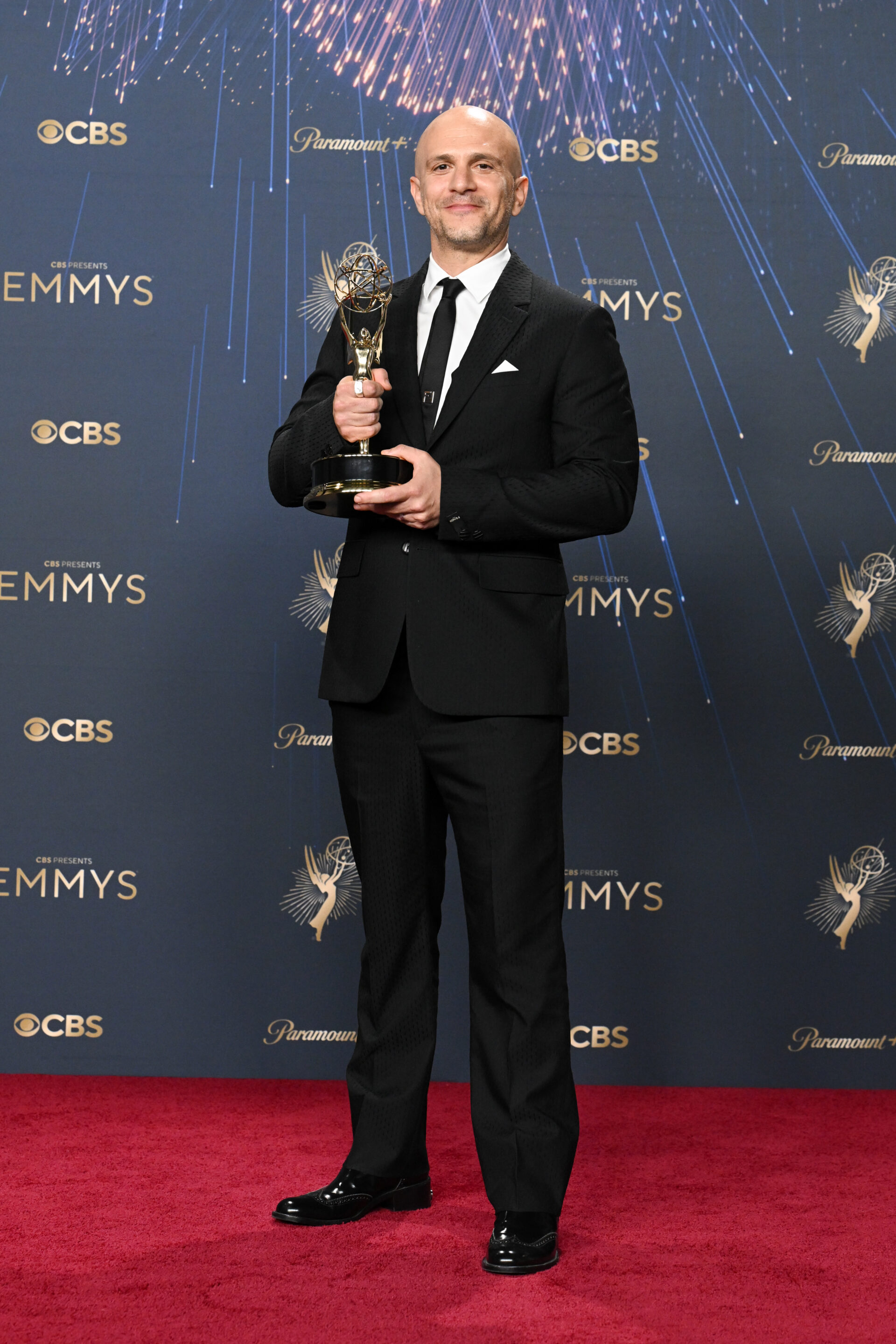 Adam Randall en FENDI : élégance et victoire aux 77e Emmy Awards - Luxsure
